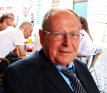 Vo veku 69 rokov zomrel novinár, diplomat a prekladateľ Peter Kerlik ...